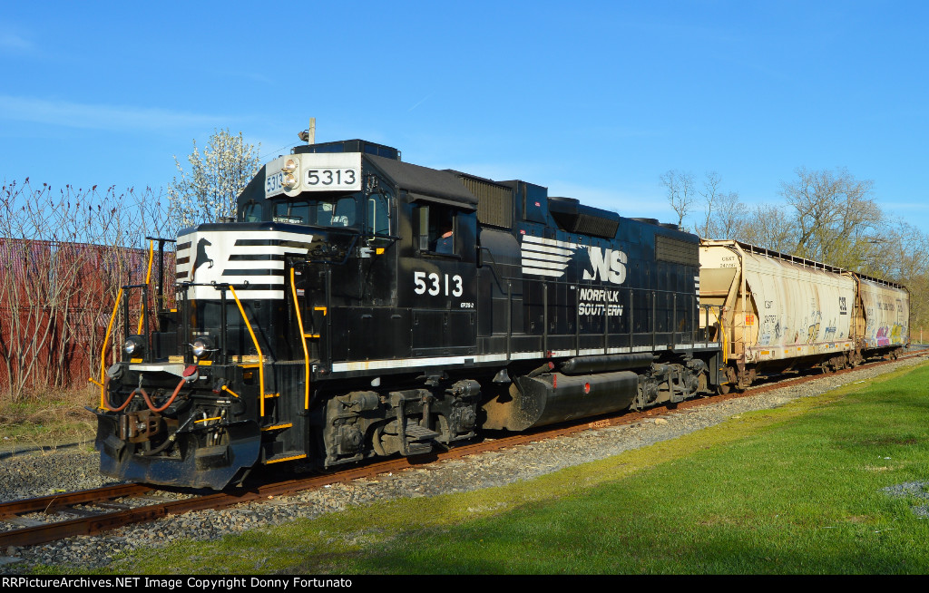 An ex-Conrail GP38-2 Leads a Very Short SA31 through Englishtown.